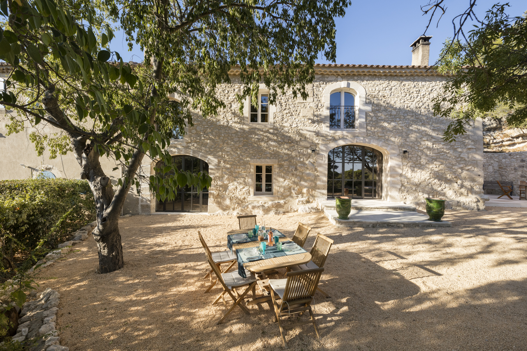 Mas des Olivades: Mas provençal en pierre avec piscine et vue aux Baux ...