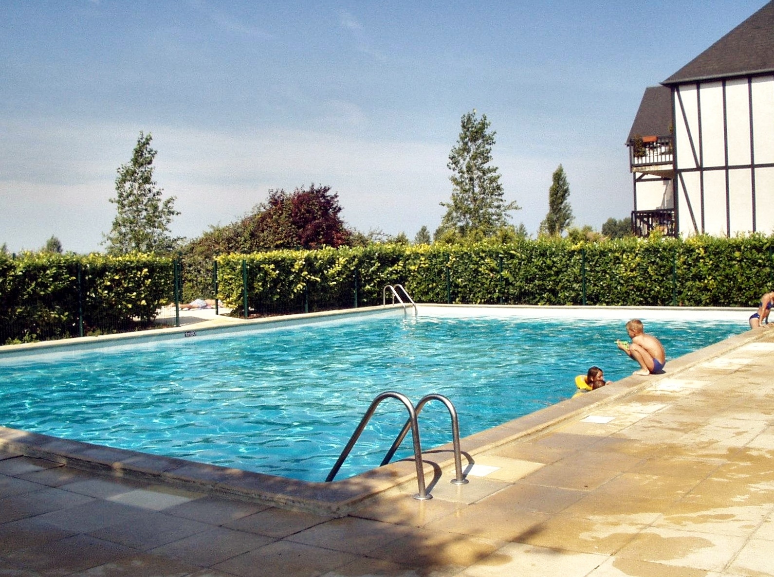 CABOURG – CHARMANT COTTAGE NORMAND AVEC JARDIN, PISCINE & TENNIS