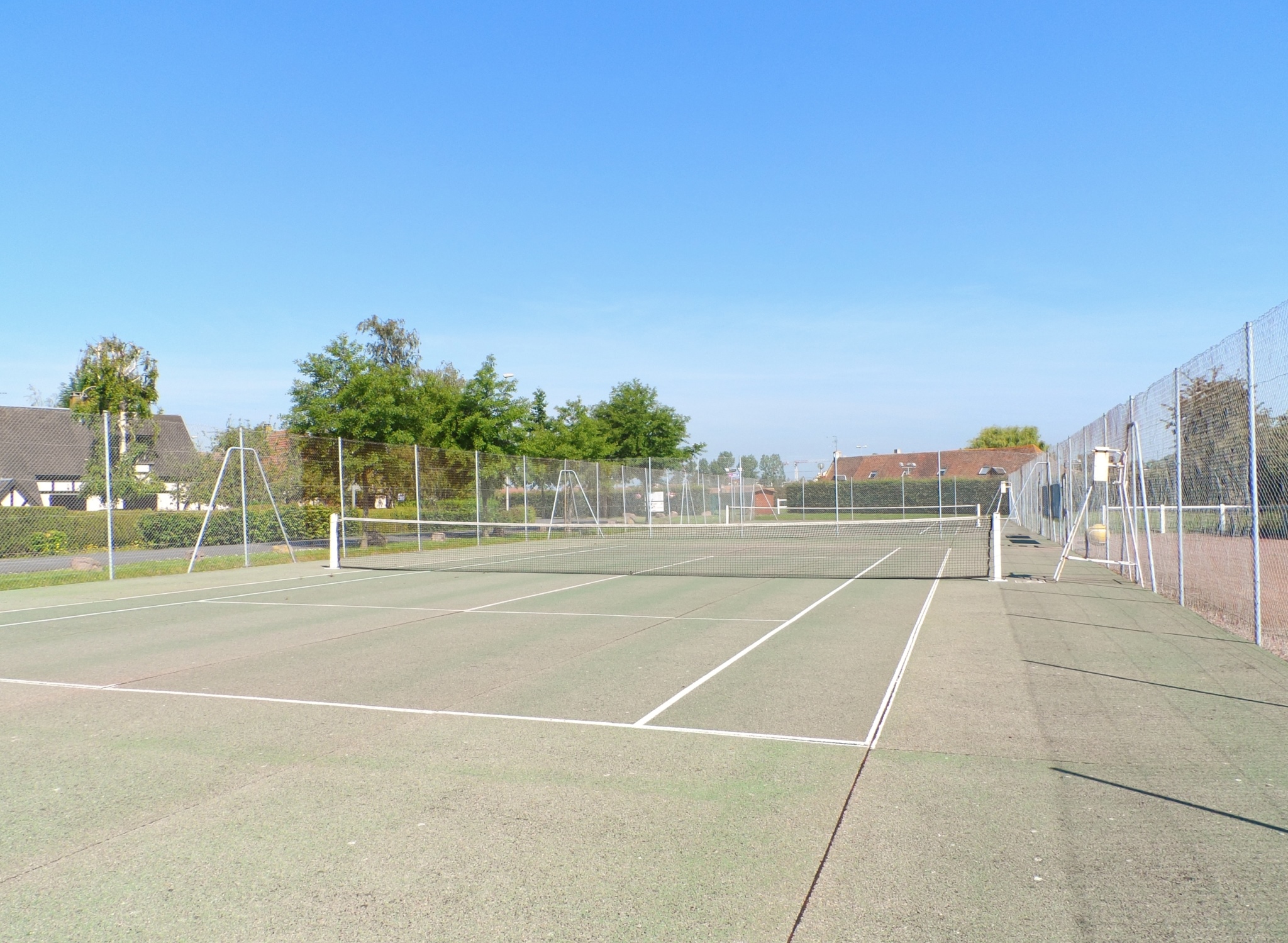 CABOURG – CHARMANT COTTAGE NORMAND AVEC JARDIN, PISCINE & TENNIS